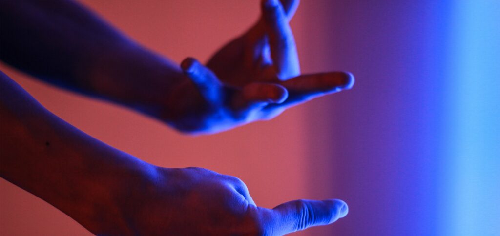 The hands in body language: what your hands say about you - WeMystic