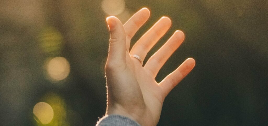 Palms and thumbs in body language: what do they say? - WeMystic