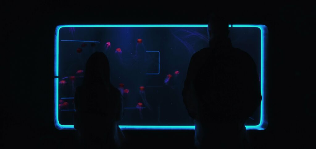 Blue light: benefits, damages and how to protect yourself - WeMystic