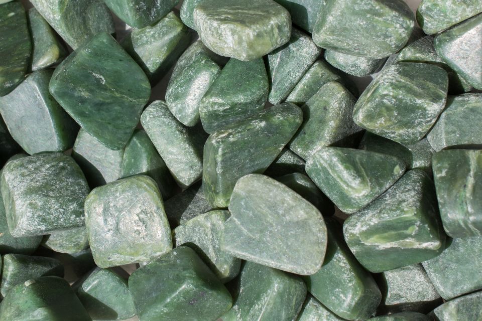 Pedra Jade: Significado e Para Que Serve | WeMystic Brasil